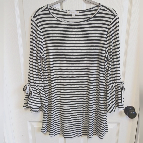 Suzanne Betro | Tops | Weekend Suzanne Betro Tunic Top Black White ...